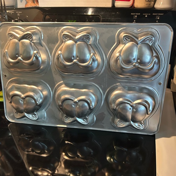 Wilton | Kitchen | Vintage Garfield Cat Cake Pan Mold | Poshmark